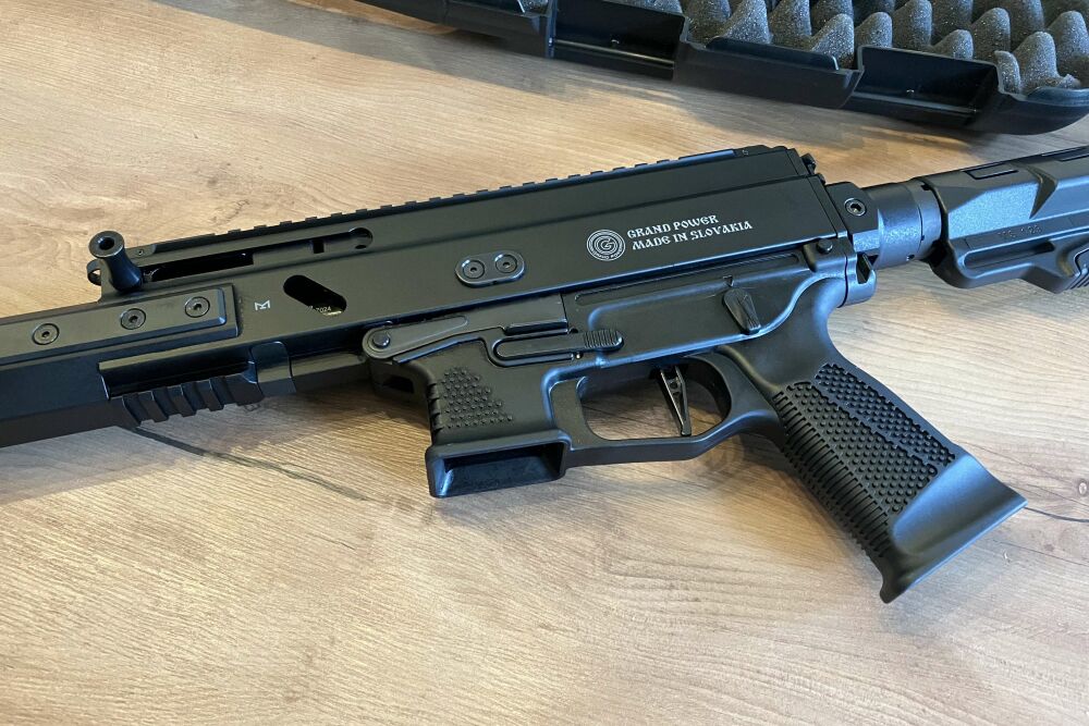 Grand Power Stribog RSR mit höhen- und seitenverstellbaren AR15...